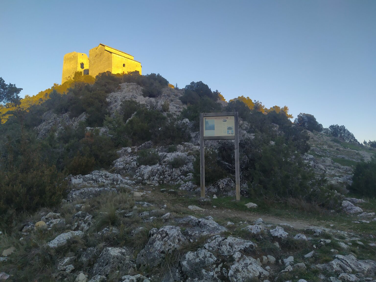 Subida al Castillo de Samitier y a la ermita de San Emeterio y San ...